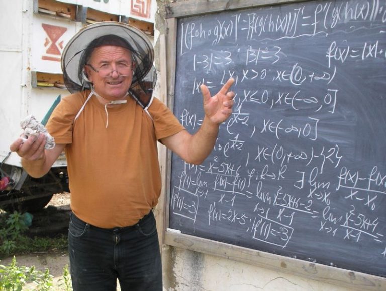 Proful trăznit: dat afară din şcoală, ţine ora printre albine