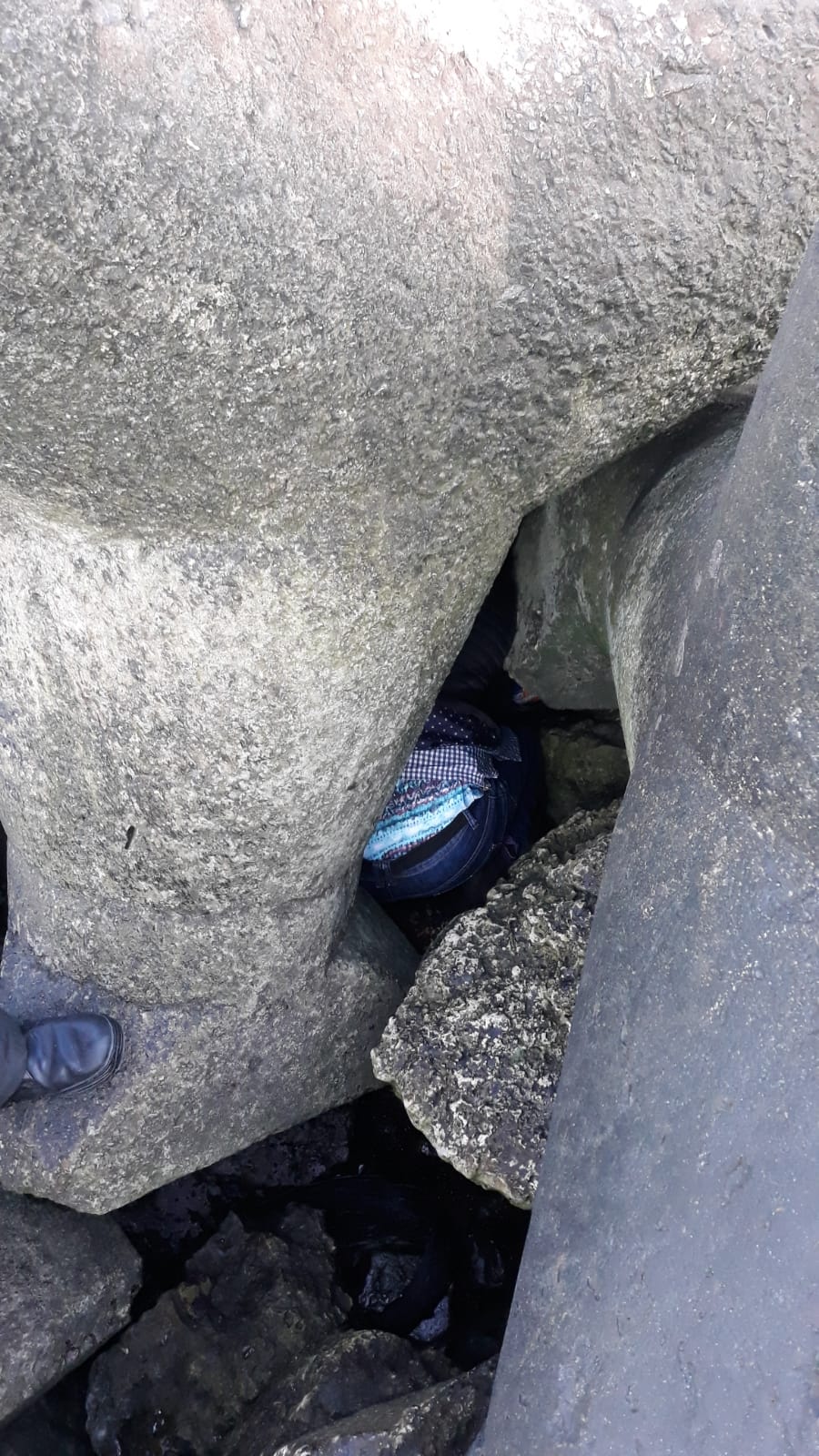 Crimă sau sinucidere? Cadavru găsit intre stabilopozi pe plaja din ...