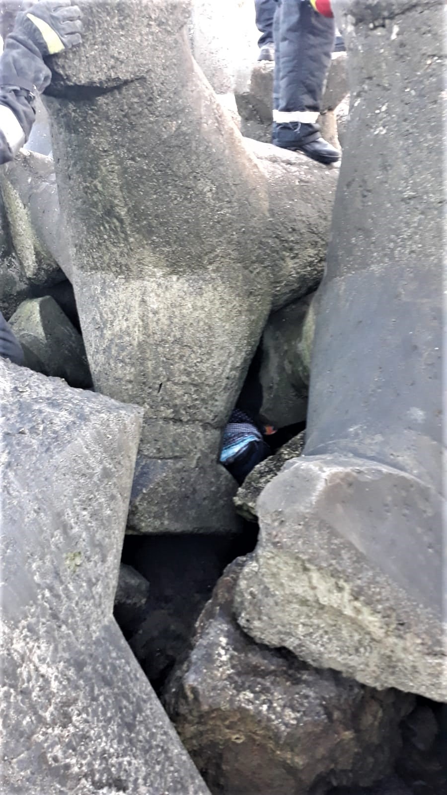 Crimă sau sinucidere? Cadavru găsit intre stabilopozi pe plaja din ...