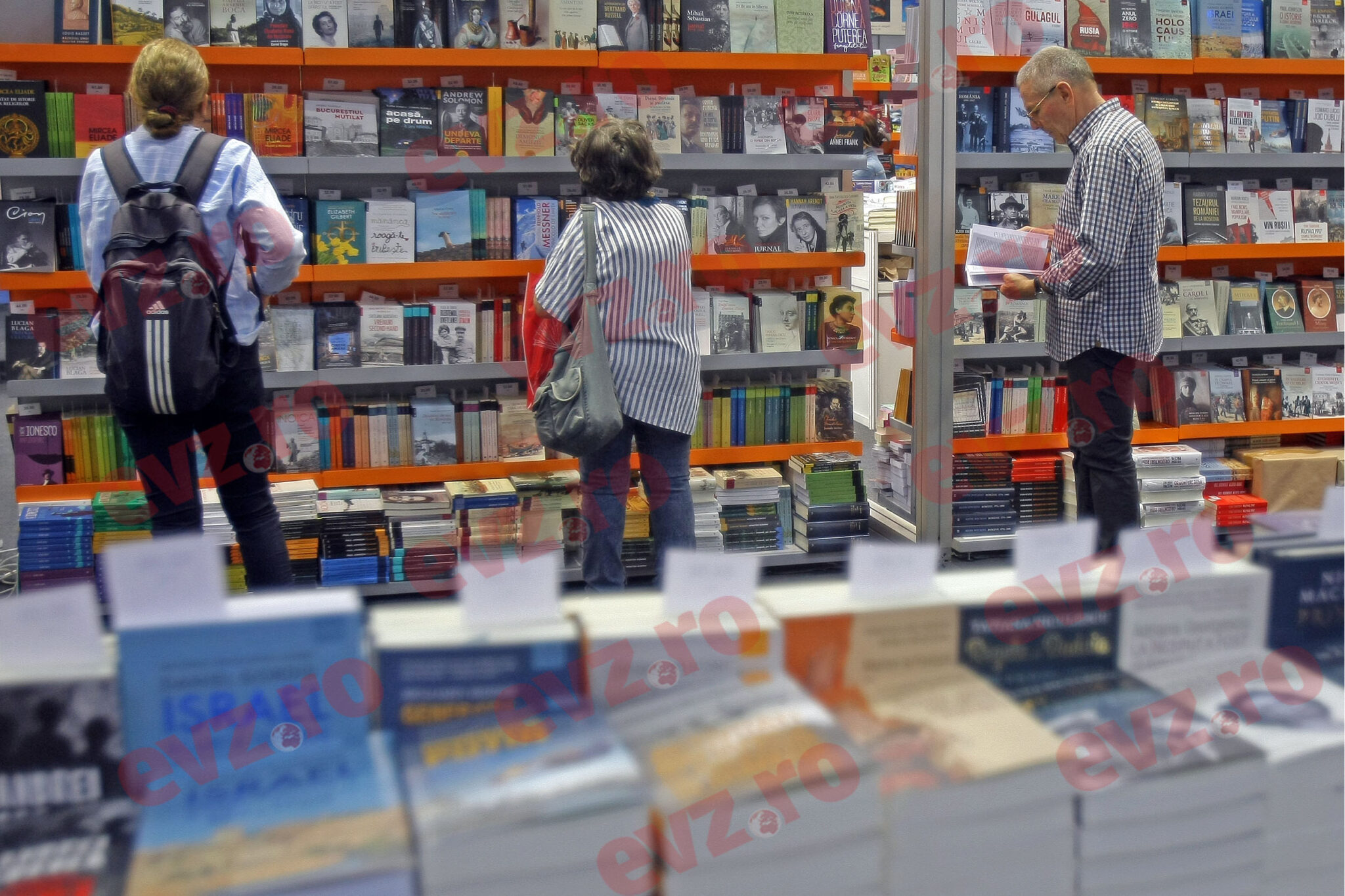 Jurnalistul Liviu Alexa a lansat 2100, romanul care te face să taci și ...