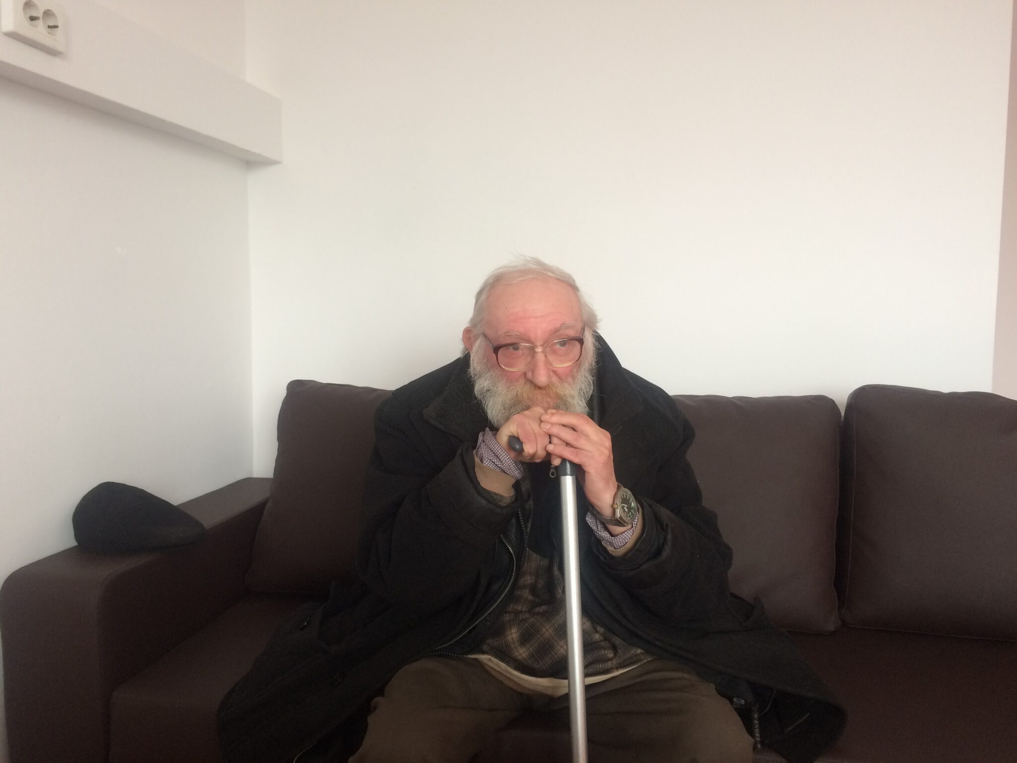 Povestea regizorului-boschetar care se răsfață cu țigări fine și ciorbă ...