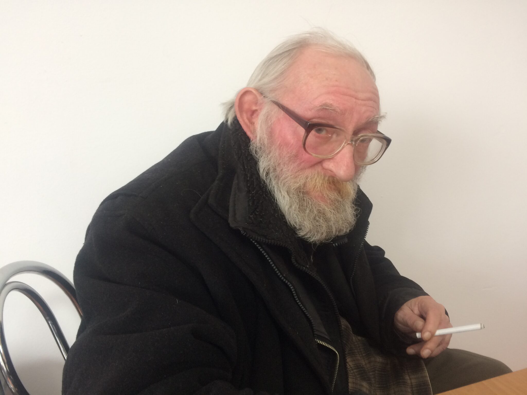 Povestea regizorului-boschetar care se răsfață cu țigări fine și ciorbă ...