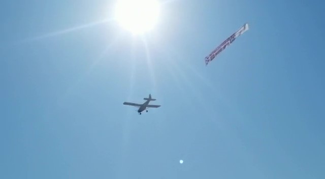 Anunț de interes public pe cerul litoralului. Ce văd turiștii de pe plajă