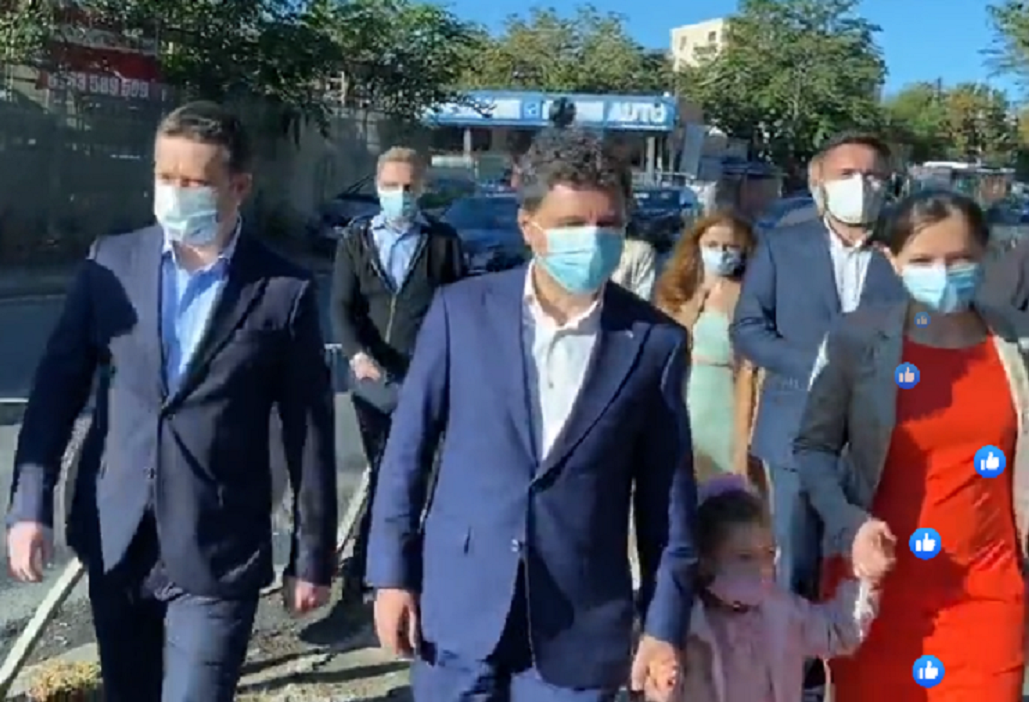 Nicușor Dan, la vot alături de soție, fetiță și Ciprian Ciucu