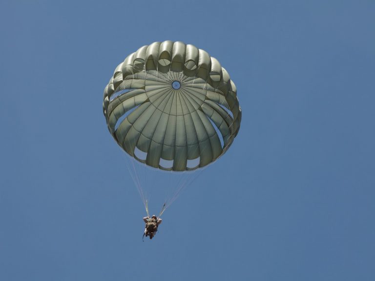A murit bărbatul care a căzut cu parașuta pe Aerodromul Clinceni ...