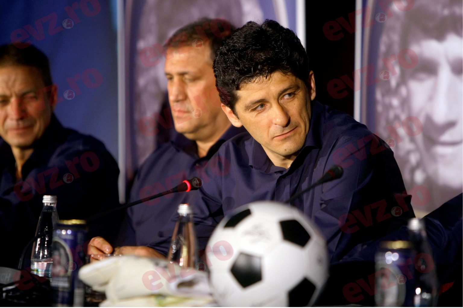 Belodedici dus pe brațe de la teren la birt. Idol la primele meciuri