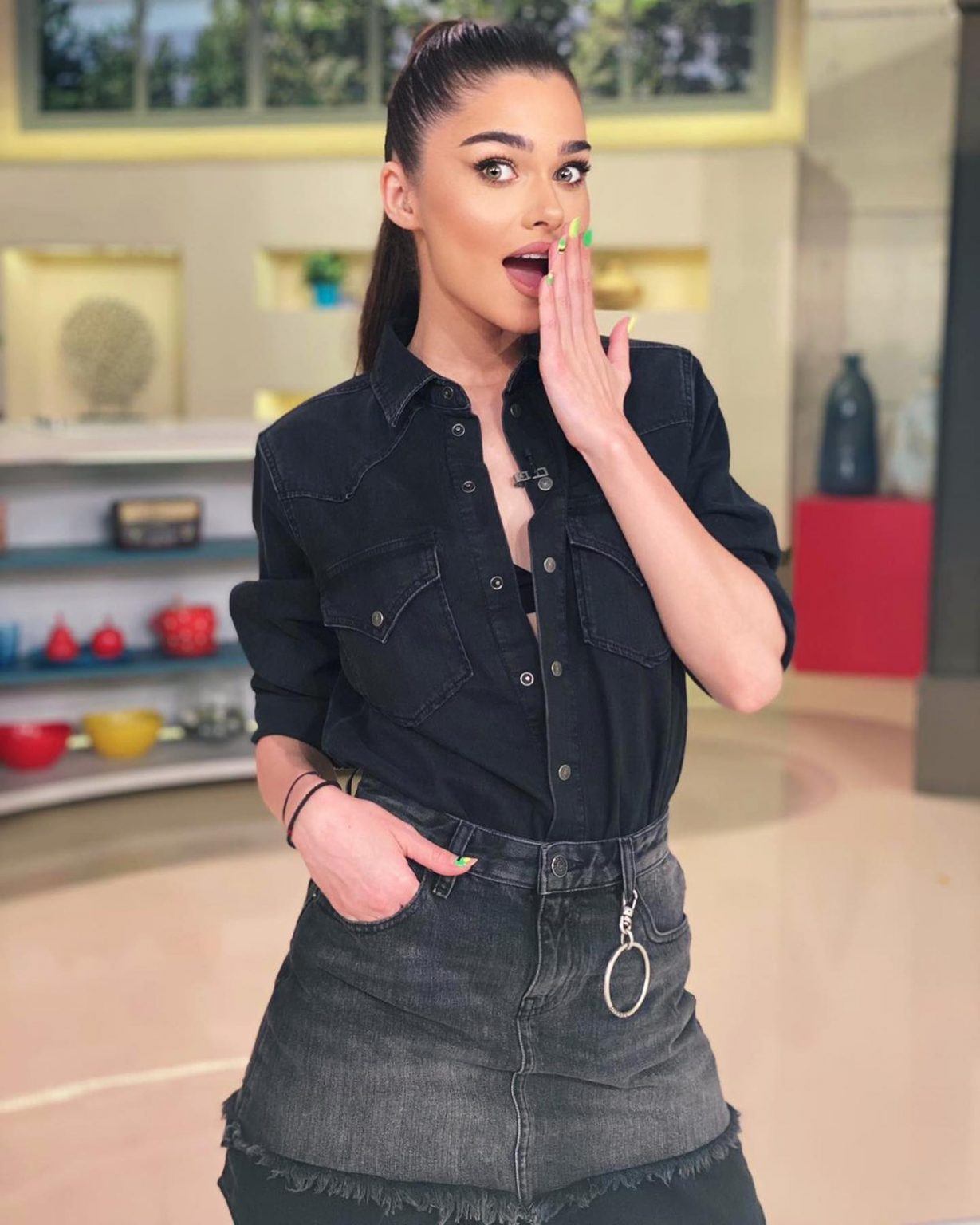 Theo Rose are un nou iubit. Celebra cântăreață a fost surprinsă la braț ...