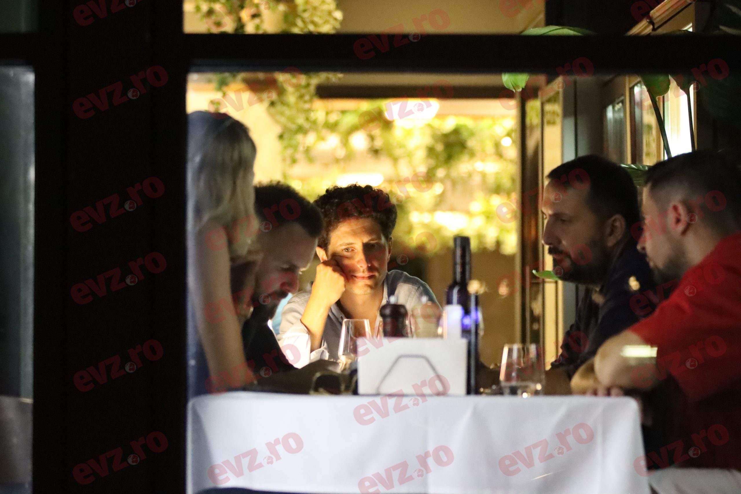 VIDEO/ Monica Orlanda nu-l scapă din ochi pe Alin Cocoș. L-a însoțit la ...