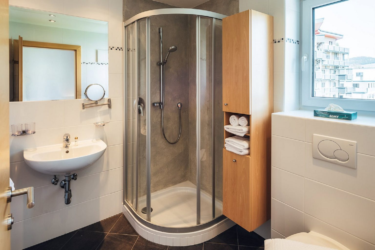 Bacteria din dușurile de la hotel. Turiștii riscă să se îmbolnăvească ...