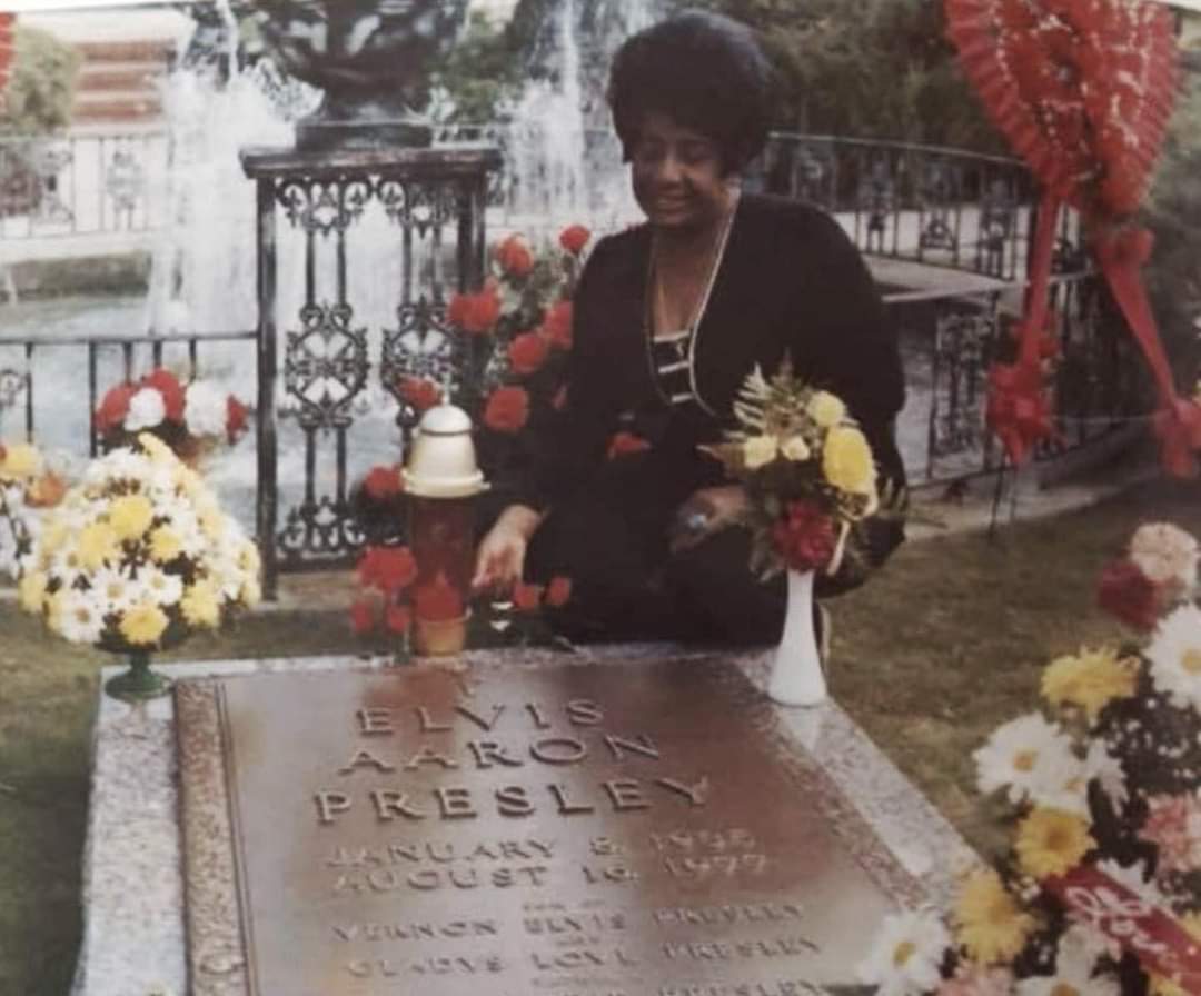 Meniul pentru care Elvis Presley își plătea bucătăreasa cu mașini și ...