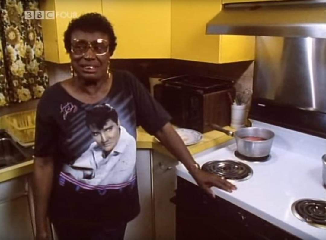 Meniul pentru care Elvis Presley își plătea bucătăreasa cu mașini și ...