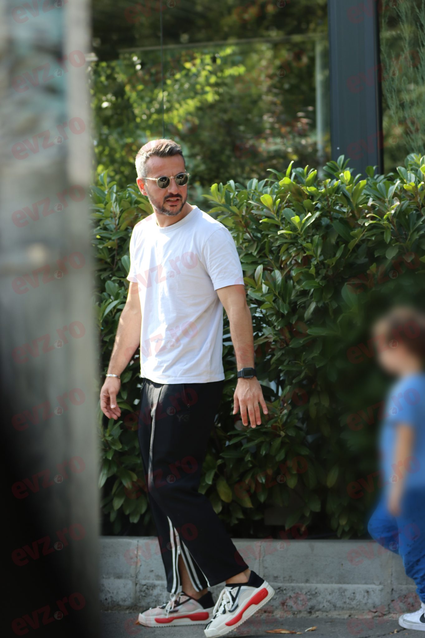 FOTO/ Cum reușește Ducu Ion să-l facă pe fiul cel mic să nu se simtă ...