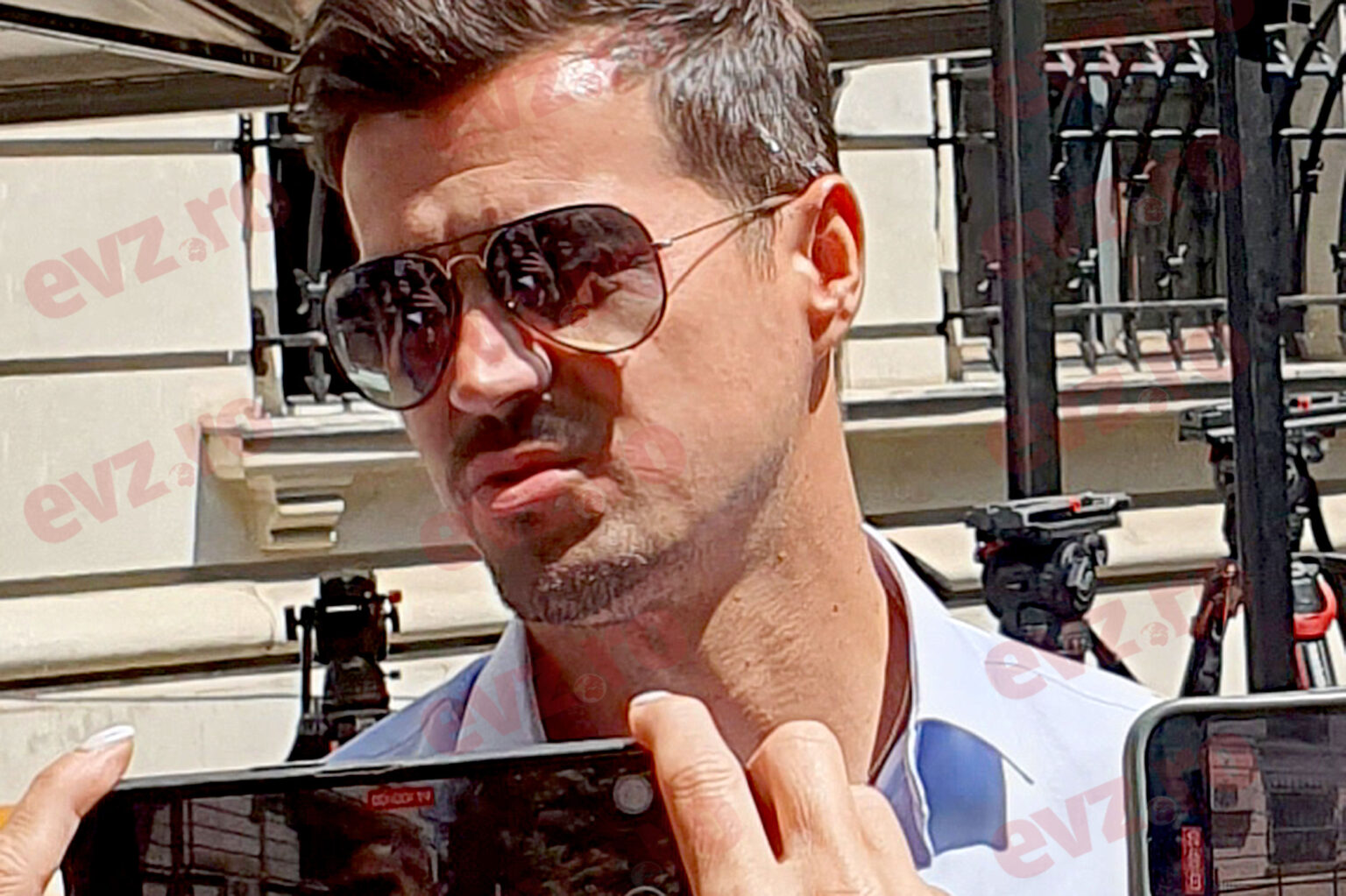 Cine îl consolează pe Adrian Alexandrov când Elena Udrea este în închisoare. Își petrece timpul ...