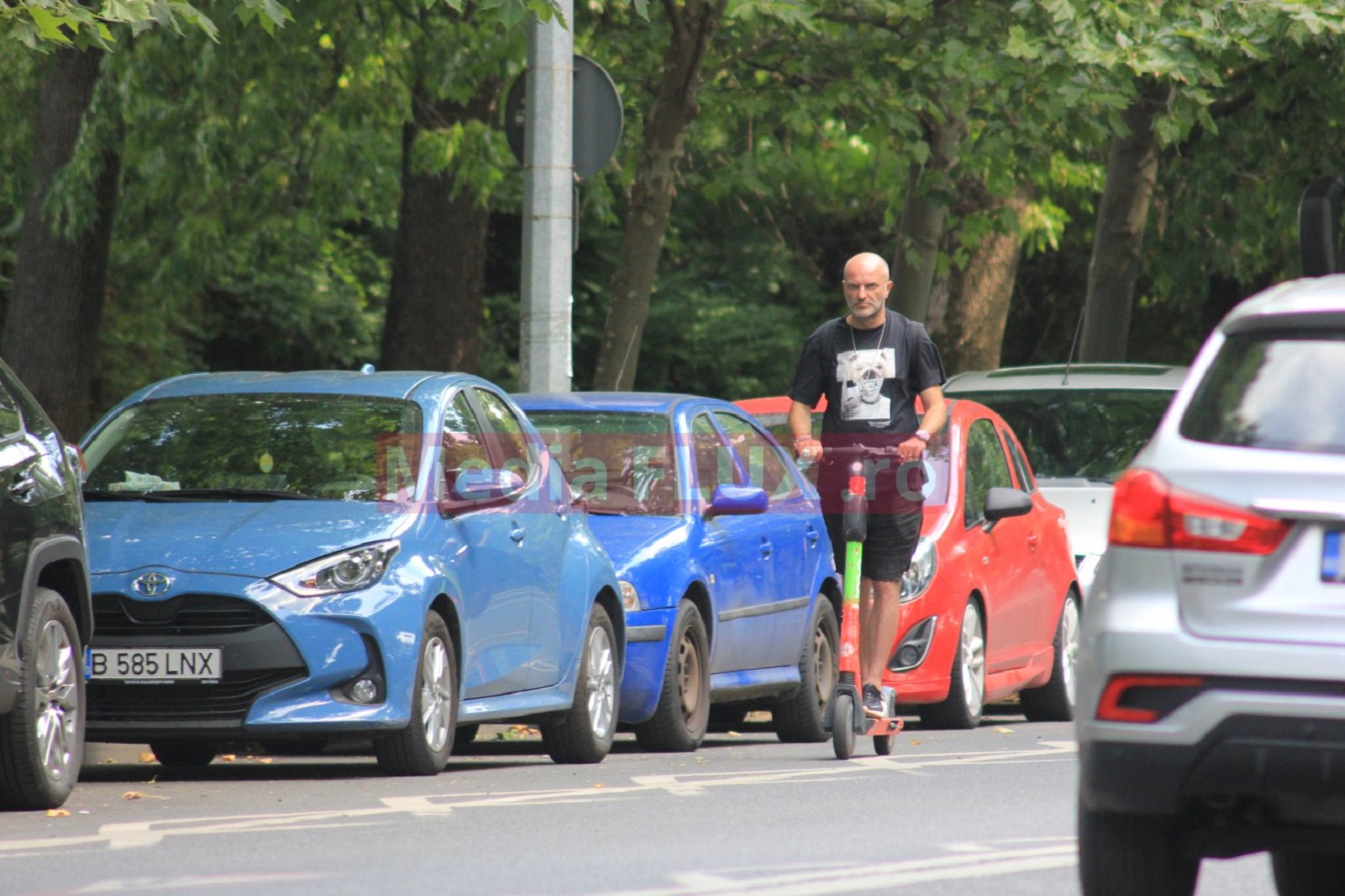 Dan Capatos, la o plimbare inedită prin București. Cum a fost surprins ...