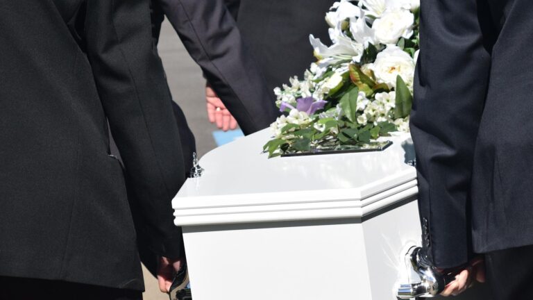 Ajutorul de deces, înainte sau după înmormântare. Procedura și condițiile de acordare
