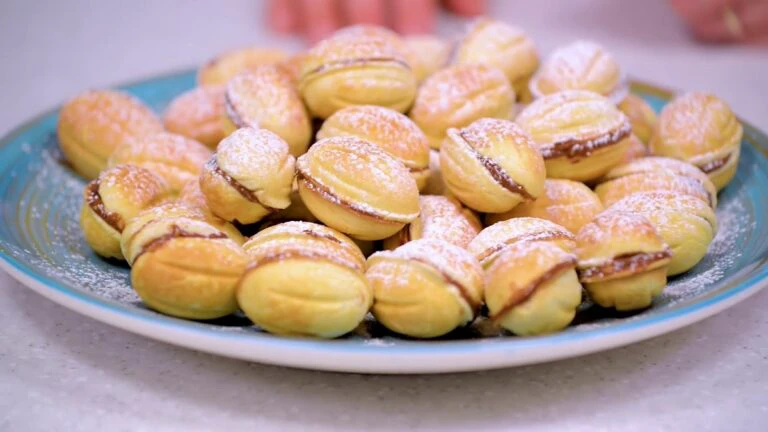 Rețetă de nuci umplute cu cremă. Un desert care îți aduce aminte de ...