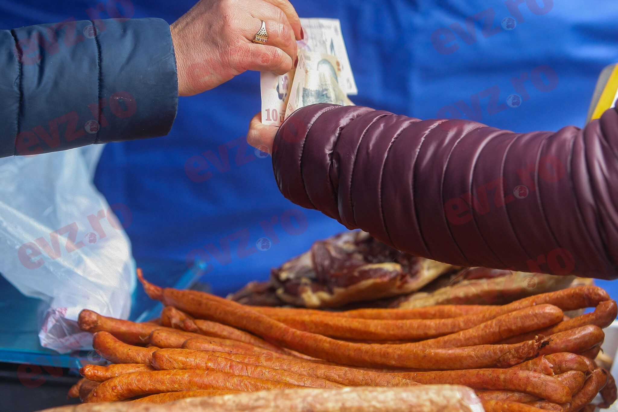 Cât se lasă cârnații la afumat. Puține persoane știu asta - Evenimentul ...