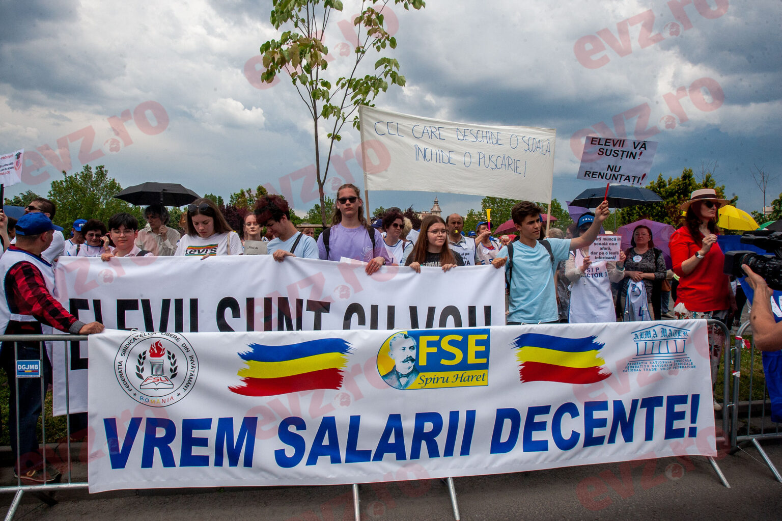 Proteste masive ale profesorilor din Cluj. Peste 6.000 de dascăli, în ...
