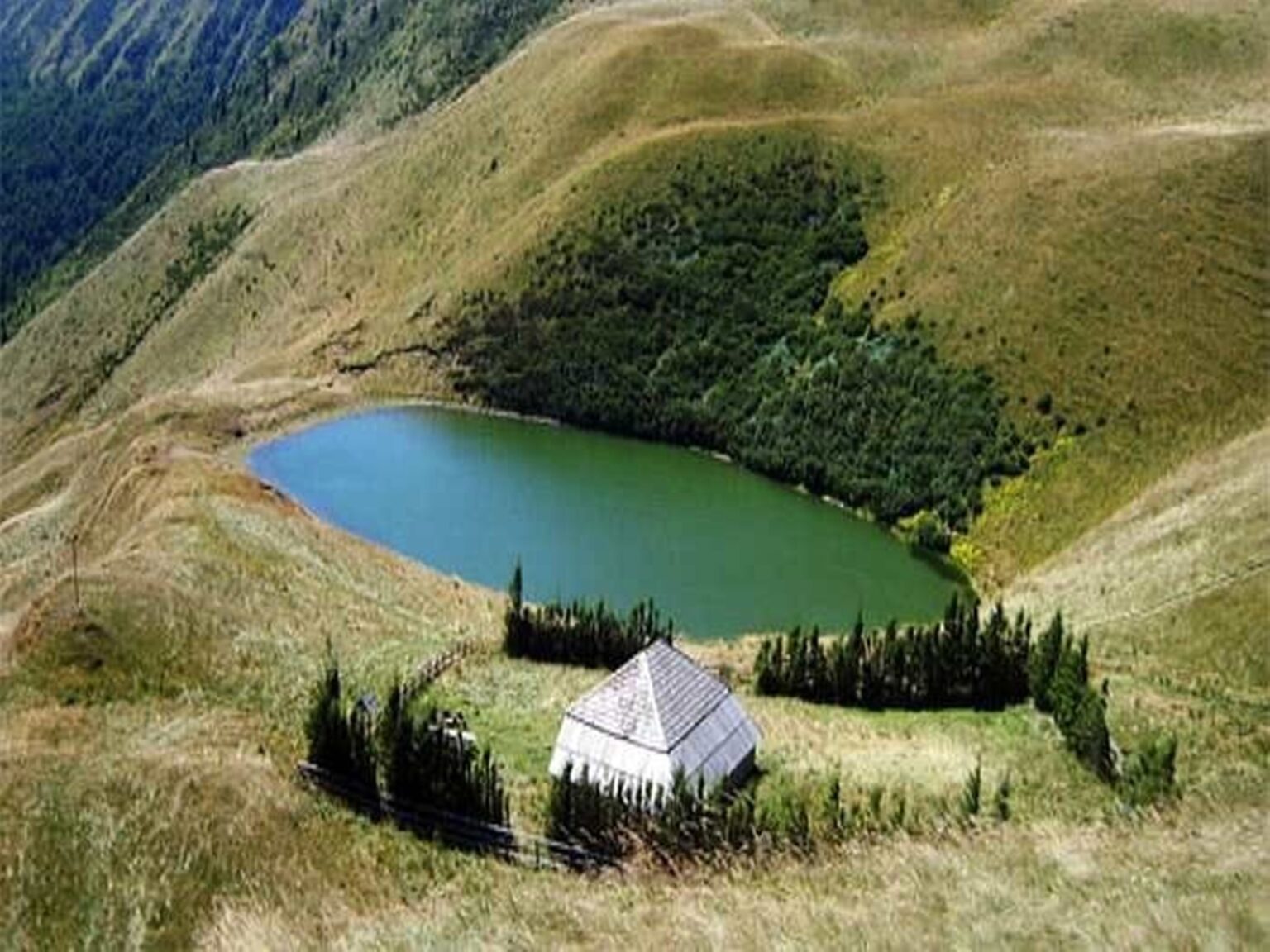 Lacul fără fund din Carpații de Curbură, locul unde poți vedea de ...