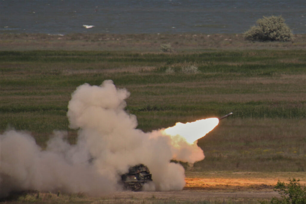 Spectacol de forță militară. Zeci de rachete HIMARS au fost trase în ...