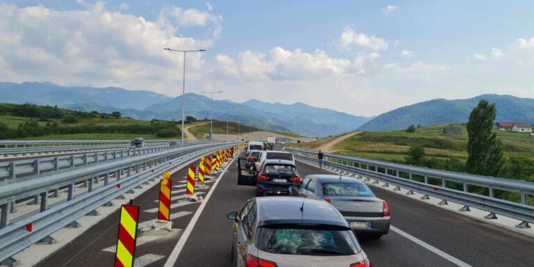 Aglomerație pe A1. Sunt cozi infernale și pe Autostrada Soarelui