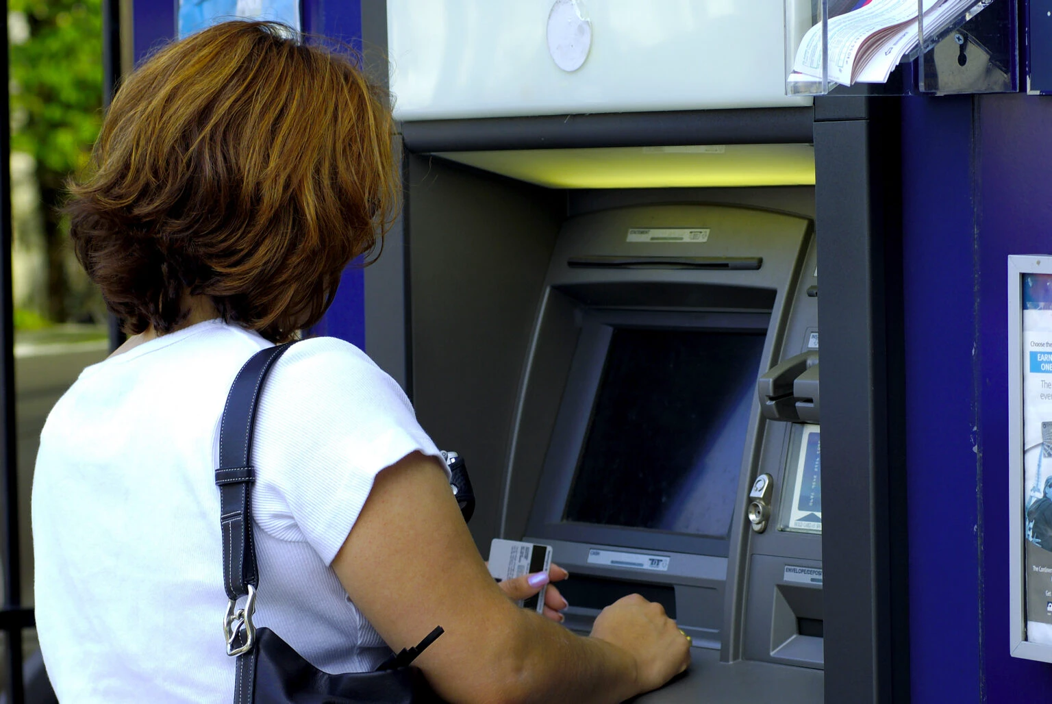 Reguli noi pentru retragerea banilor de la bancomat. Poți scăpa