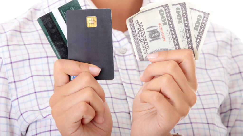 Cash vs. card. BCE refuză să renunțe la bancnote