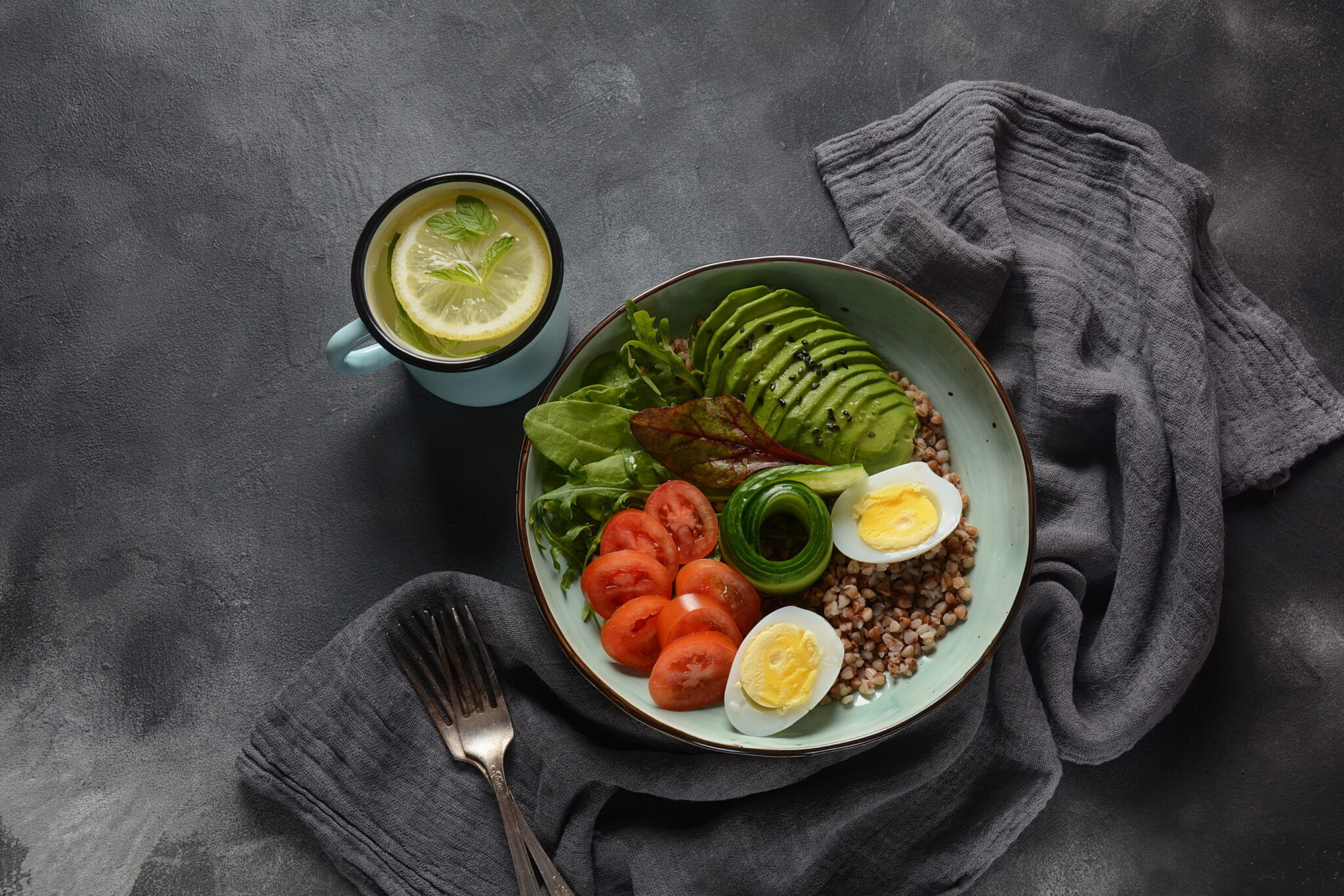 Salata de hrișcă cu avocado, perfectă pentru o masă sănătoasă