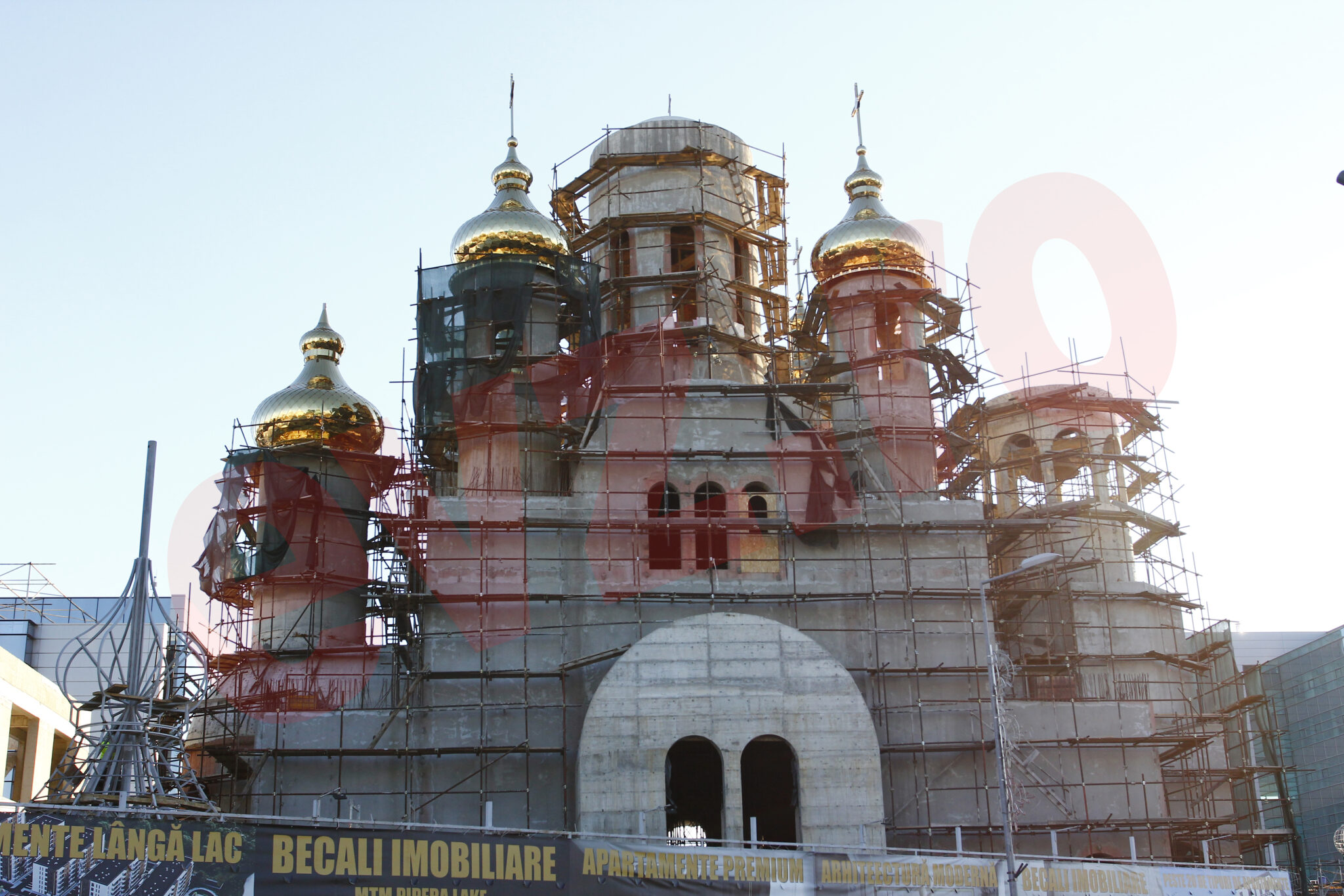 Biserica lui George Becali aproape de finalizare. Se montează ultima ...