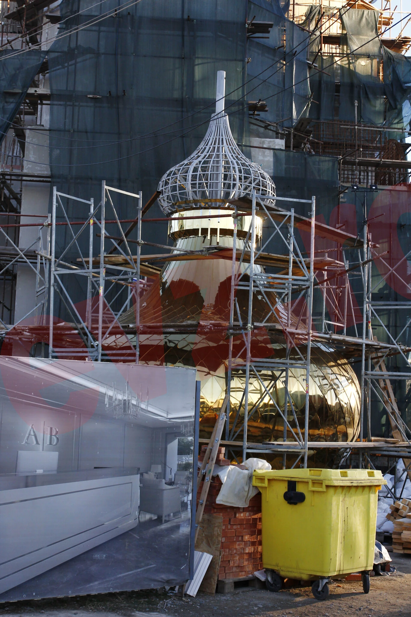 Biserica lui George Becali aproape de finalizare. Se montează ultima ...