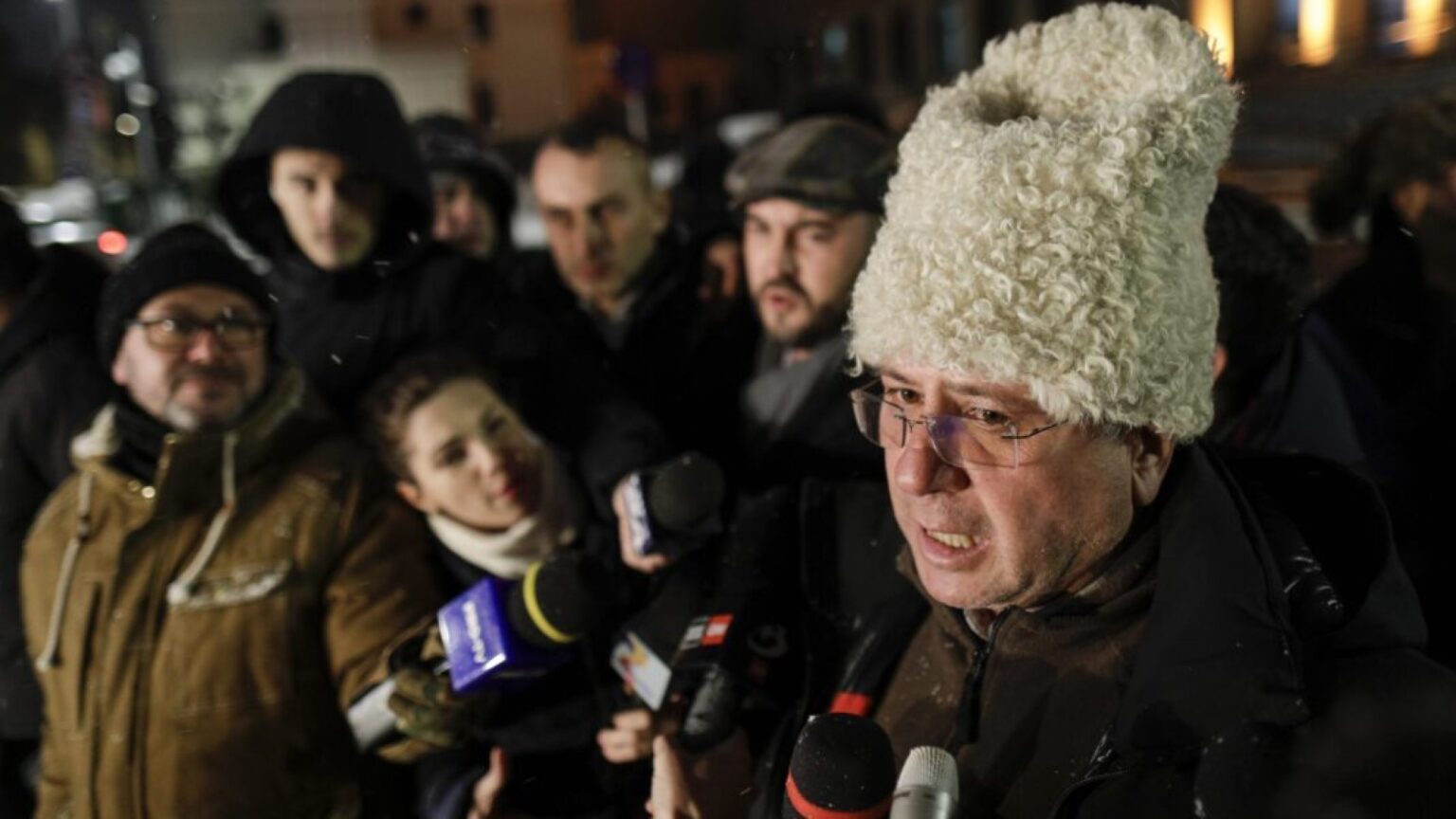 Protestatarul Cu Cușmă în Căutarea Celebrității