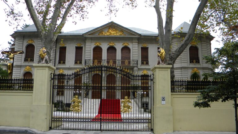 Dezvăluiri din casa lui Gigi Becali. Ce se întâmplă în Palatul din Pipera