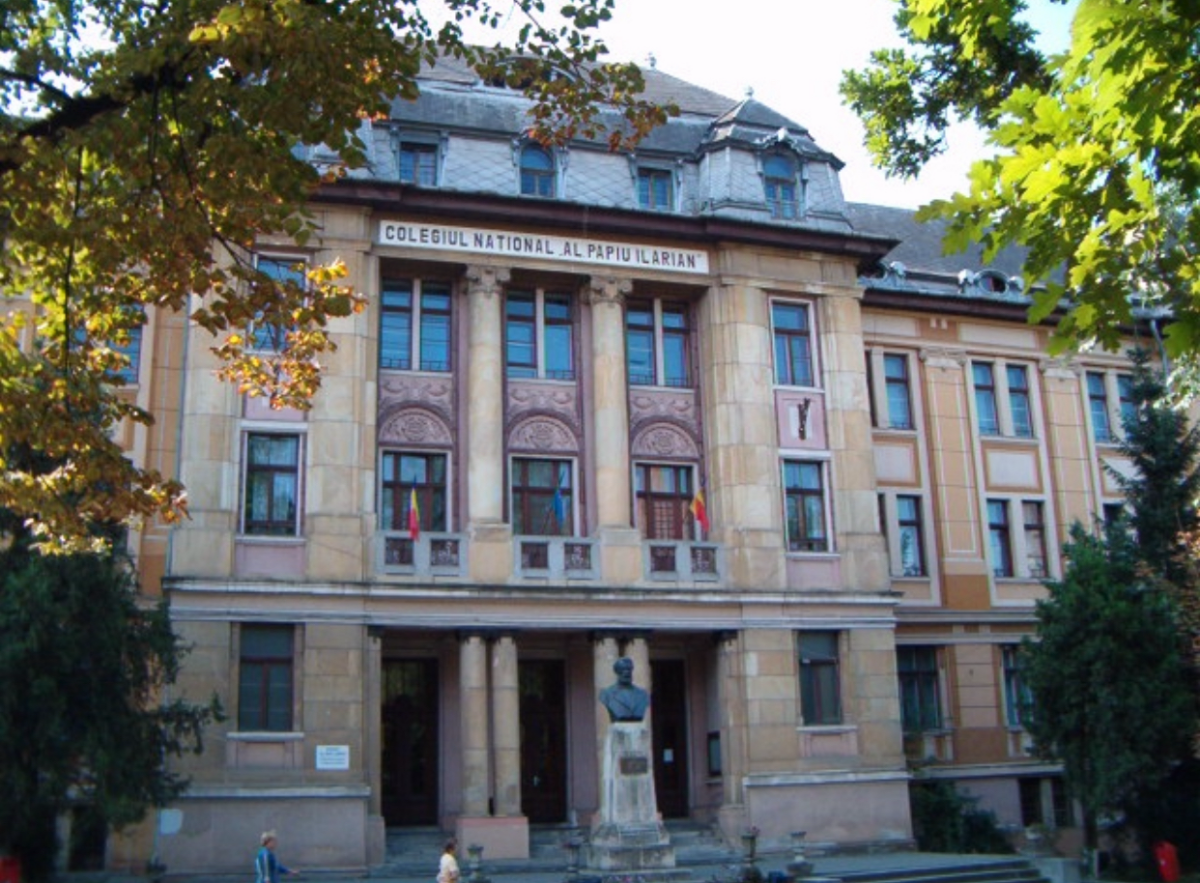 Elev de 15 ani, amendat cu 500 de lei după ce și-a lovit diriginta