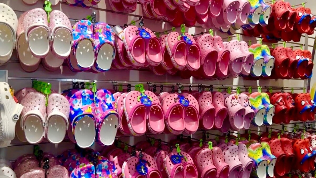Crocs, pe primul loc în topul celor mai populare branduri de modă din lume
