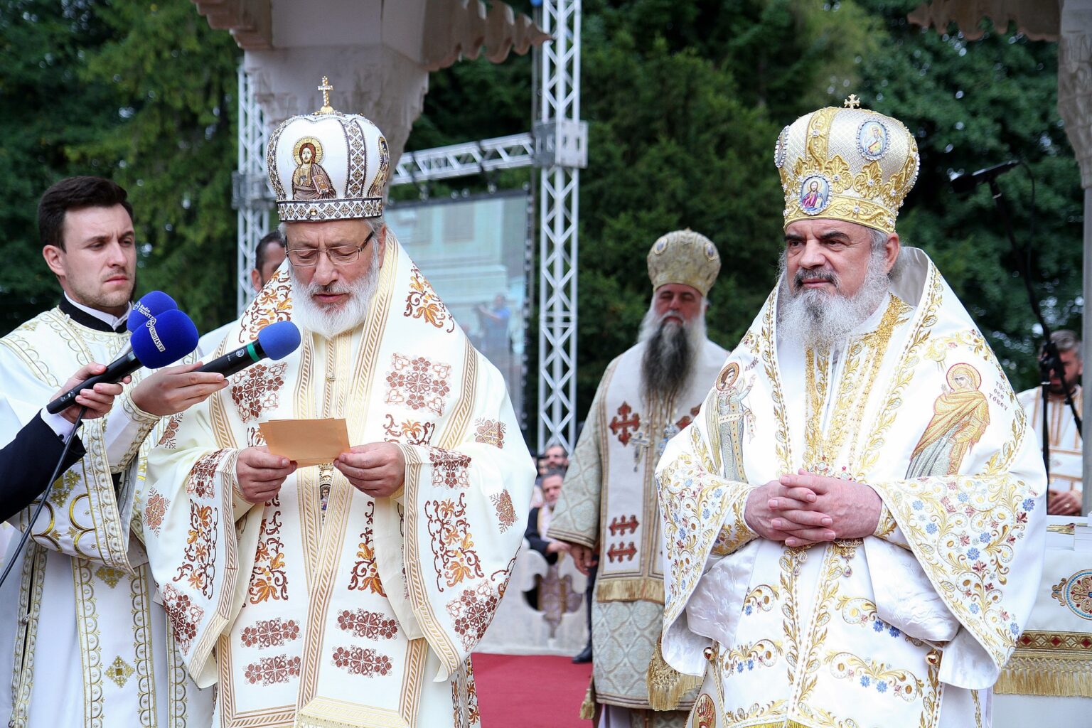ÎPS Calinic a fost operat la Floreasca. Patriarhul Daniel i-a transmis ...