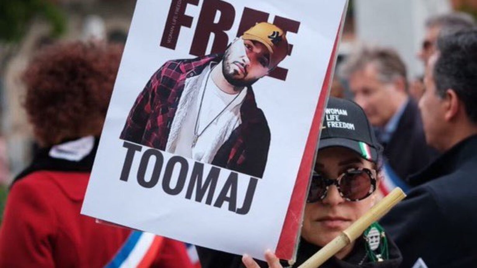 Toomaj Salehi, rapperul iranian, a scăpat de moarte