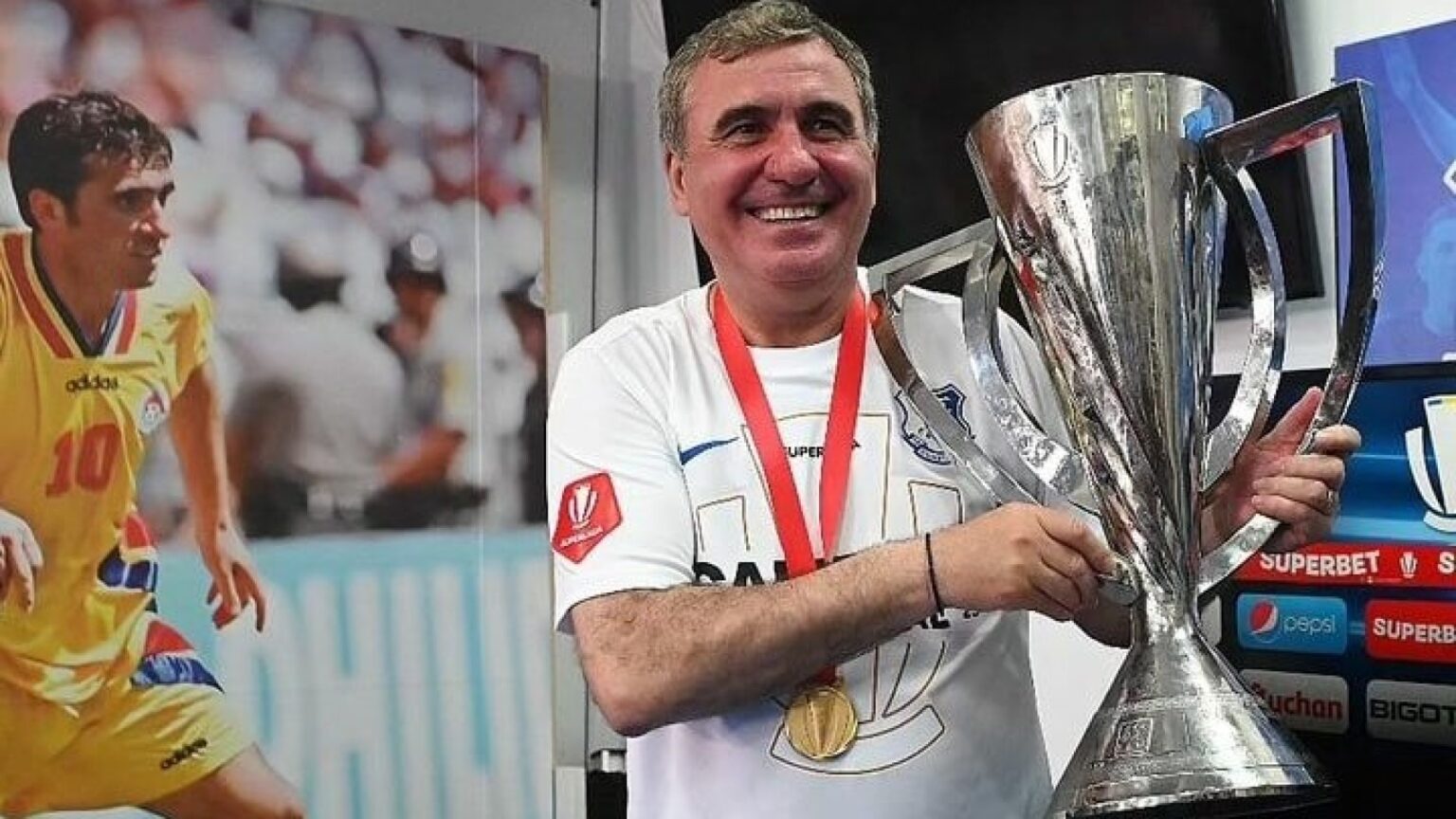 Gheorghe Hagi decorat cu „Steaua României” de Ilie Bolojan
