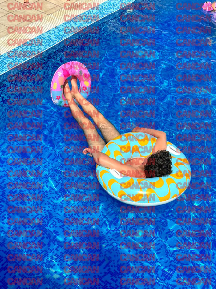 Nicușor Dan, la plajă. S-a relaxat într-un colac roz bombon