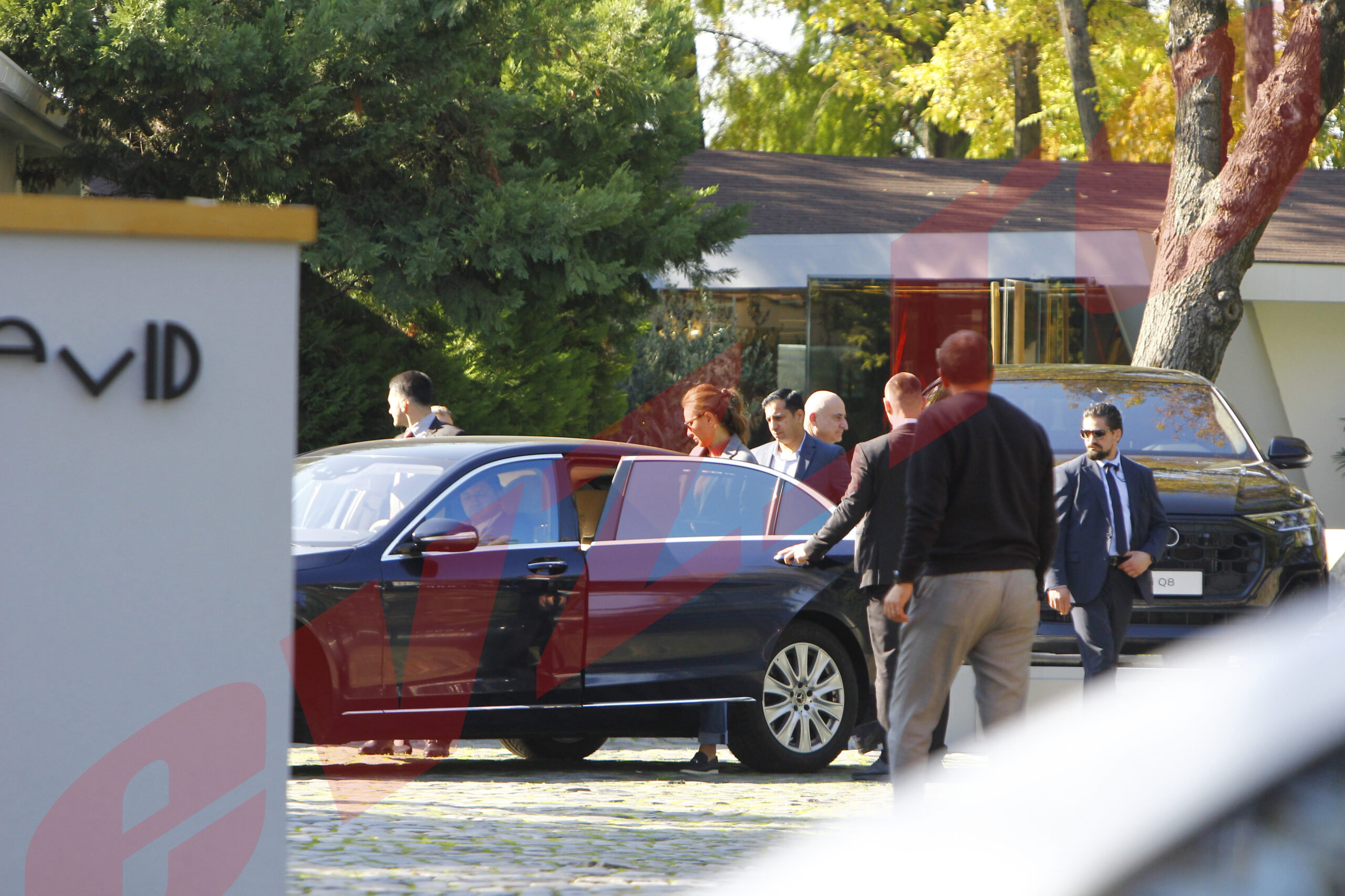 Exclusiv. Mobilizare impresionată de forțe la un local cunoscut din ...