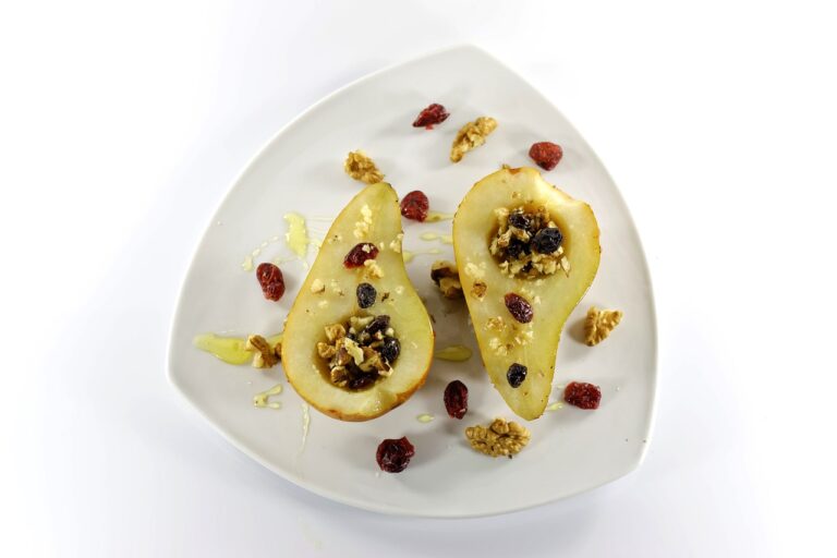 Pere caramelizate cu unt și fructe uscate