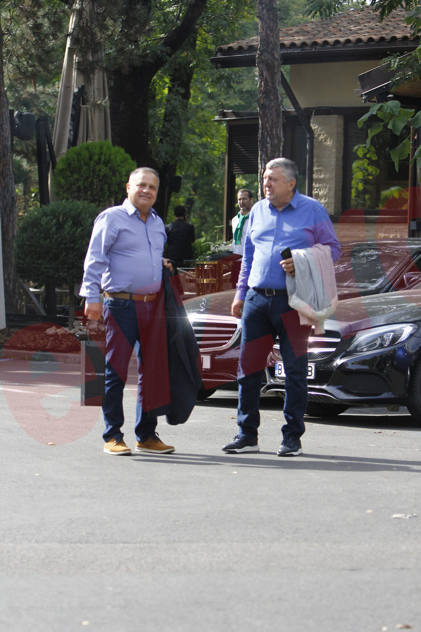 Fost ministru al Apărării, ședință în parcare. Cum a fost surprins ...