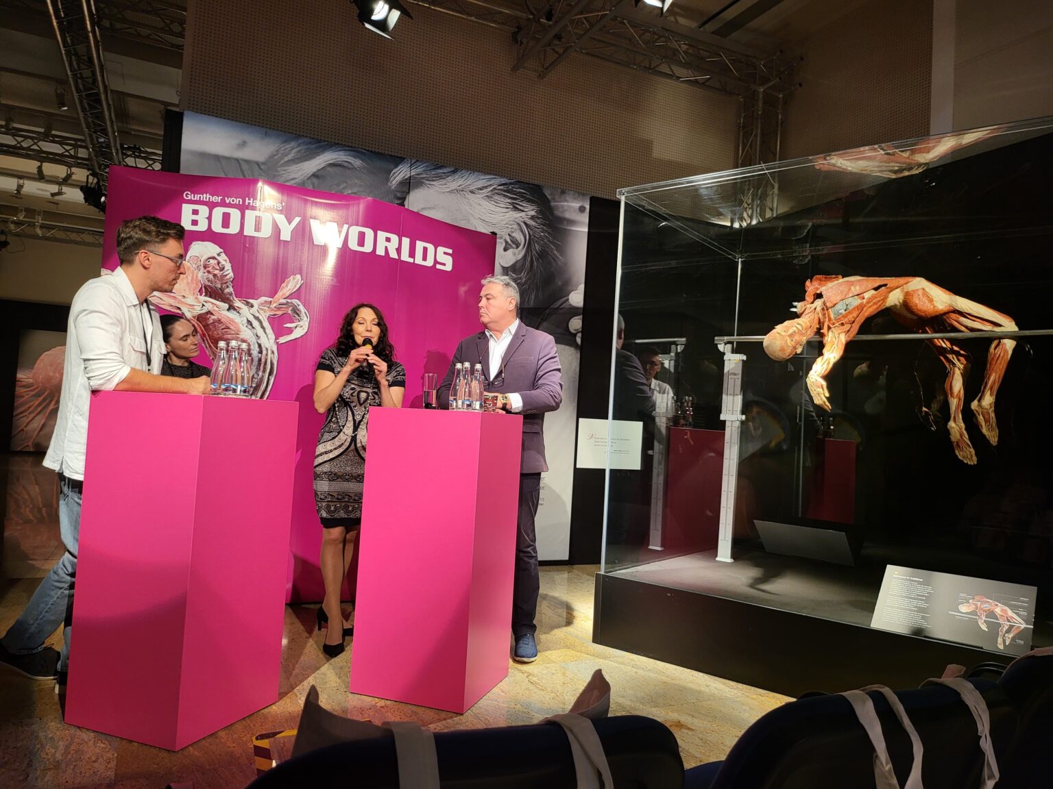 Corpuri umane reale expuse la Biblioteca Națională din București. Body ...