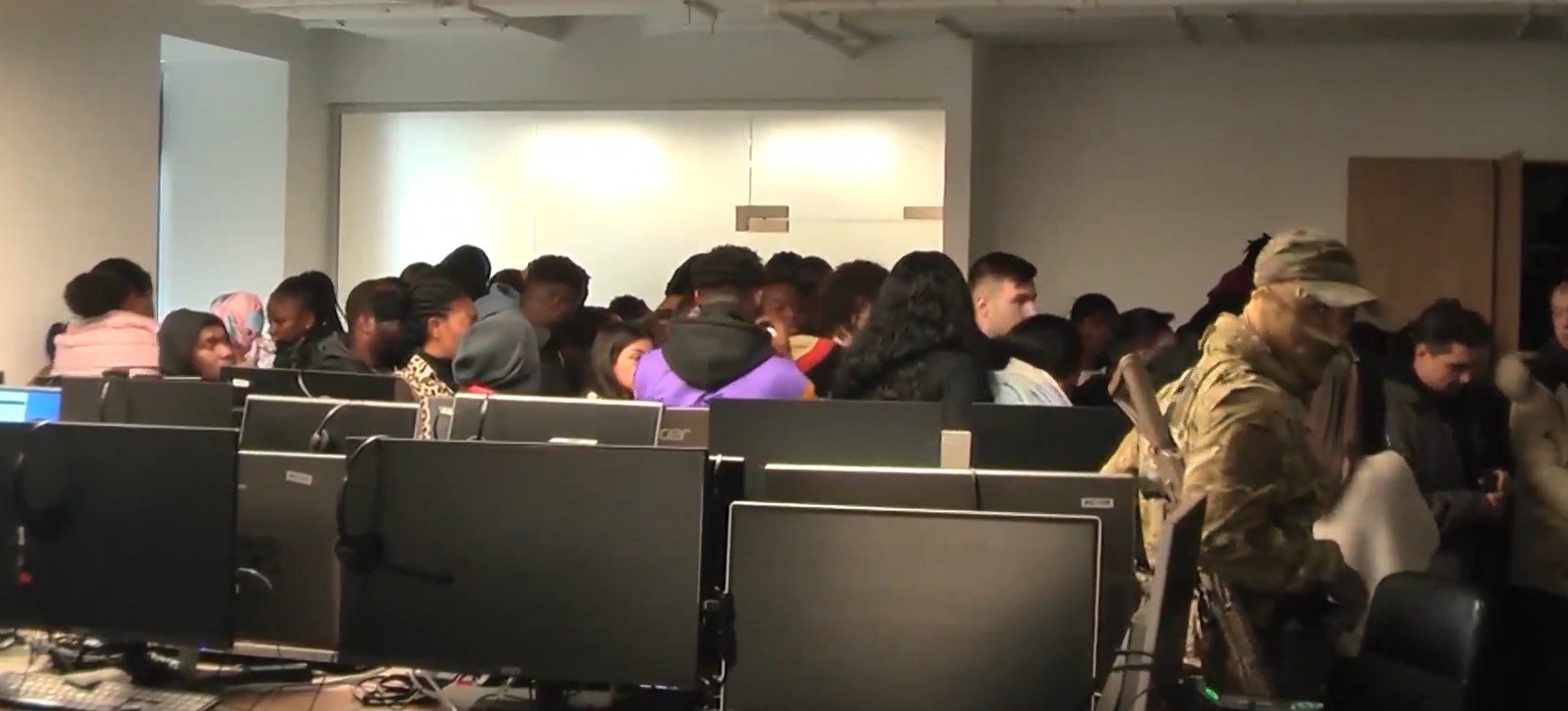 FSB, percheziții la un call centre. Escrocii au înșelat peste 100.000