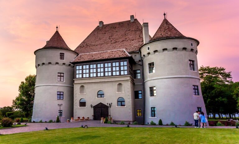 Experiențe de vis. Cazare în castel, în cele mai frumoase locuri din ...