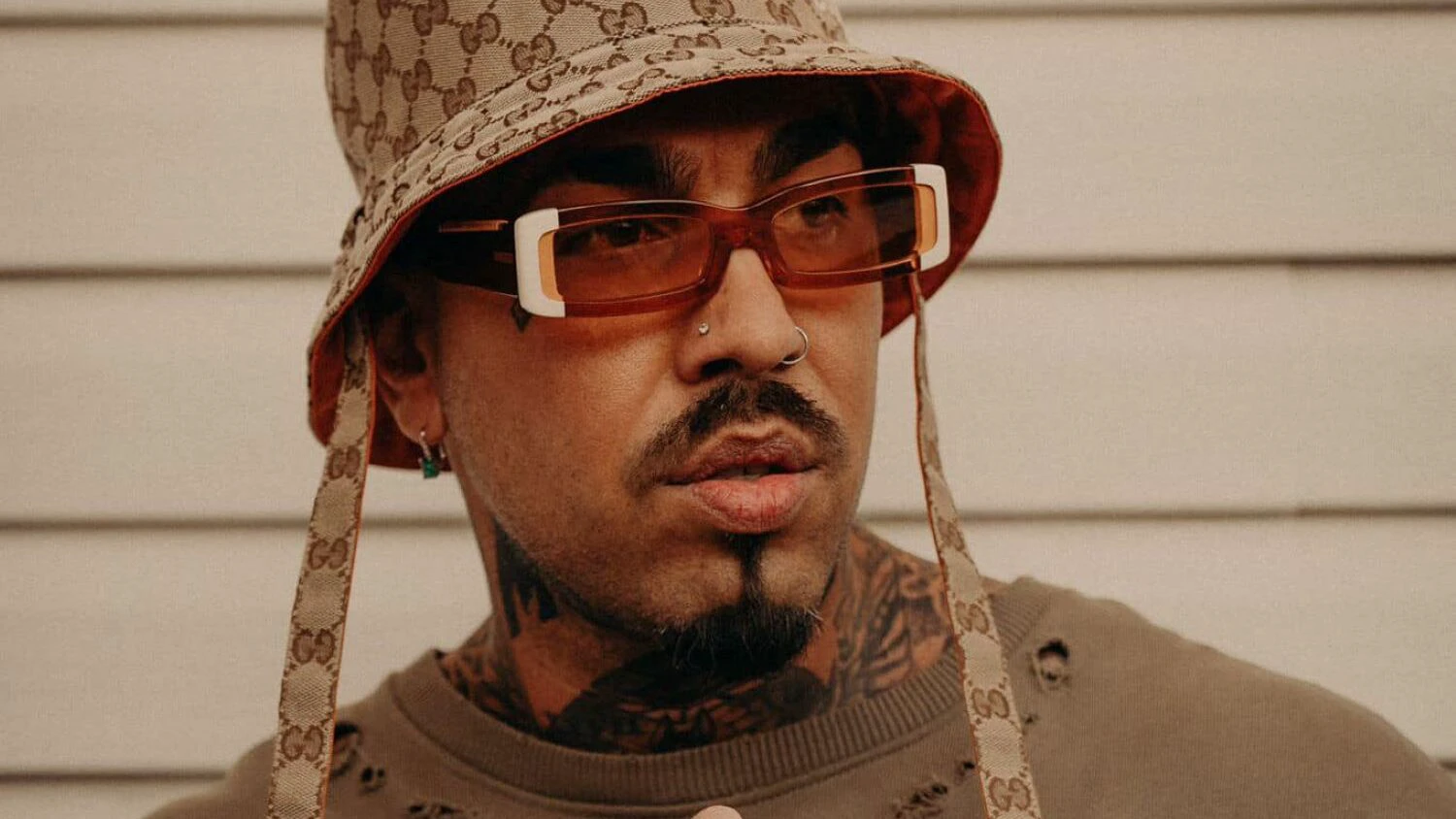 Alex Velea are diplomă de studii superioare. Ce meserie are