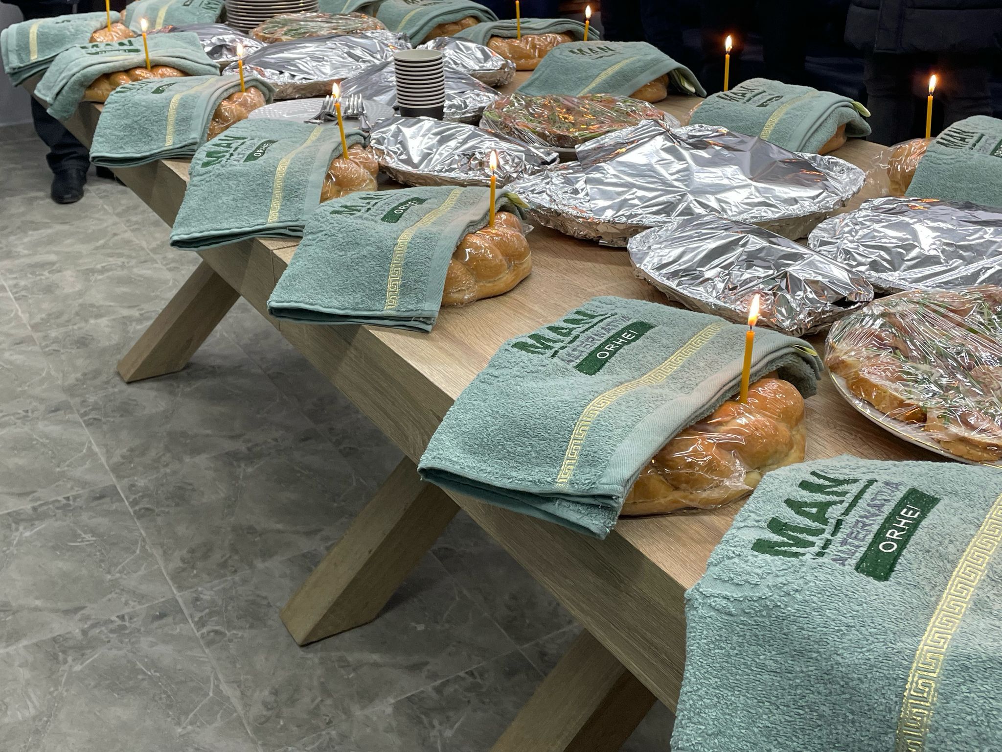 Pomeni, colaci și prosoape cu logo-ul unui partid