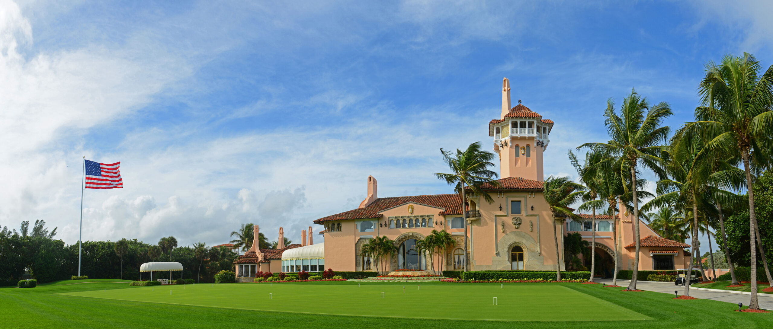 Epstein voia să scoată la produs angajatele lui Trump de la Mar-a-Lago