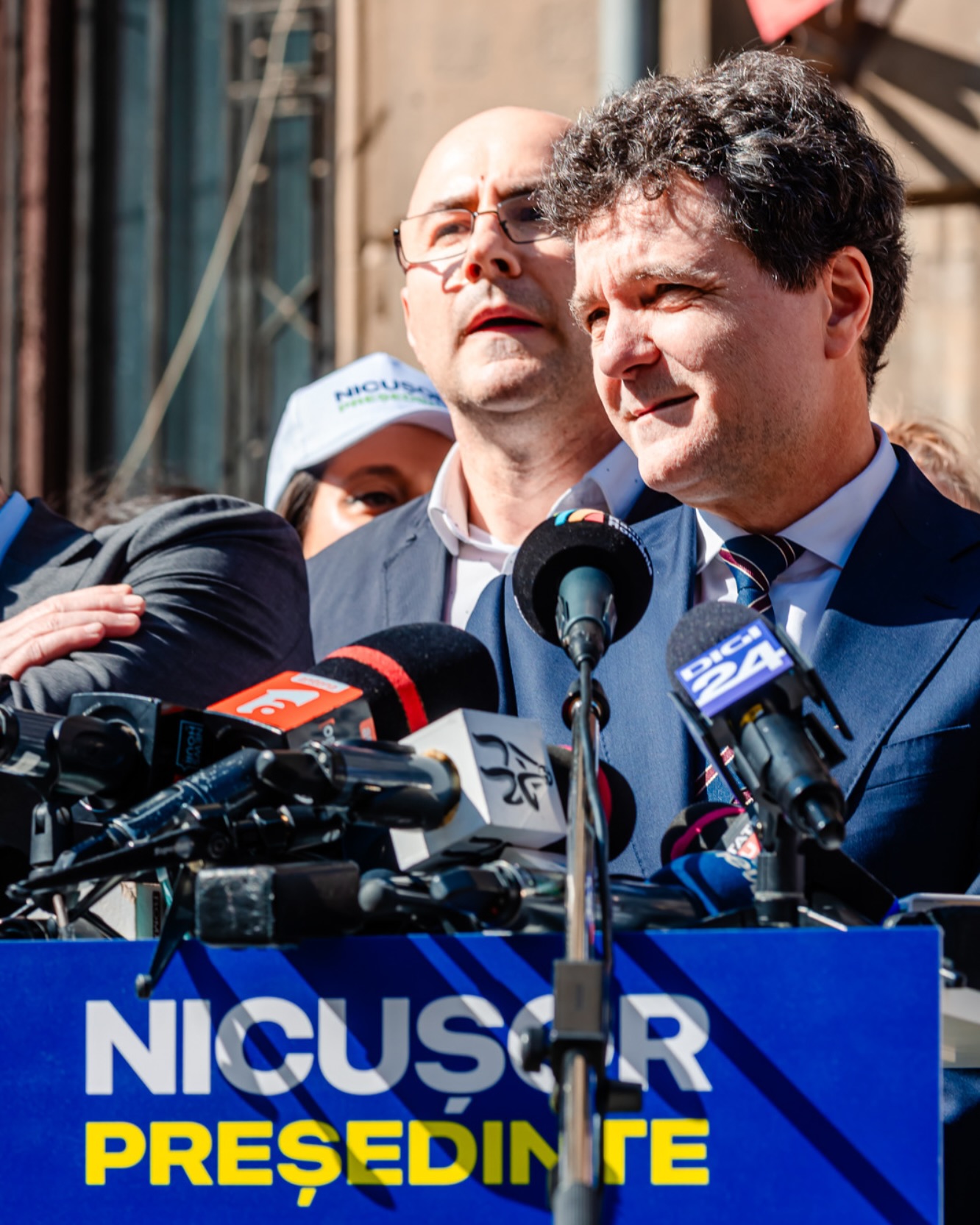 Nicușor Dan, însoțit mereu de un fost ofițer SRI