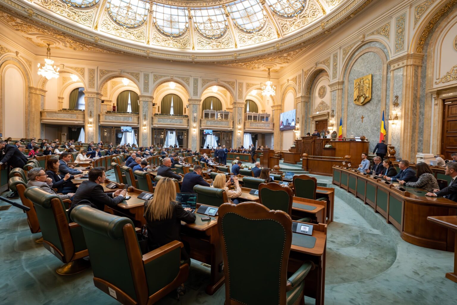 Colegii din POT îi iau apărarea senatorului cu zece clase: E capabil ...