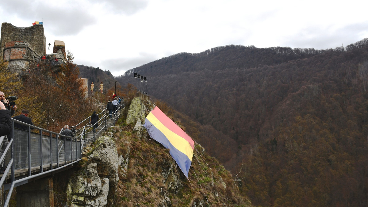 Povestea adevăratului castel al lui Dracula, bântuit de vampiri. Acum ...